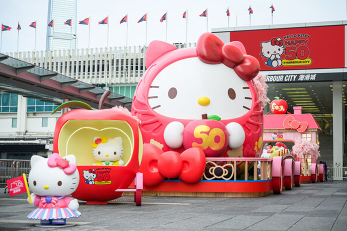 Hello Kitty merayakan "anniversary" ke-50 tahun di seluruh dunia pada ...
