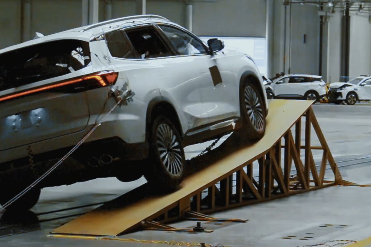 Perspektif Menarik dari Uji Tabrak Mobil yang Berlangsung di ...